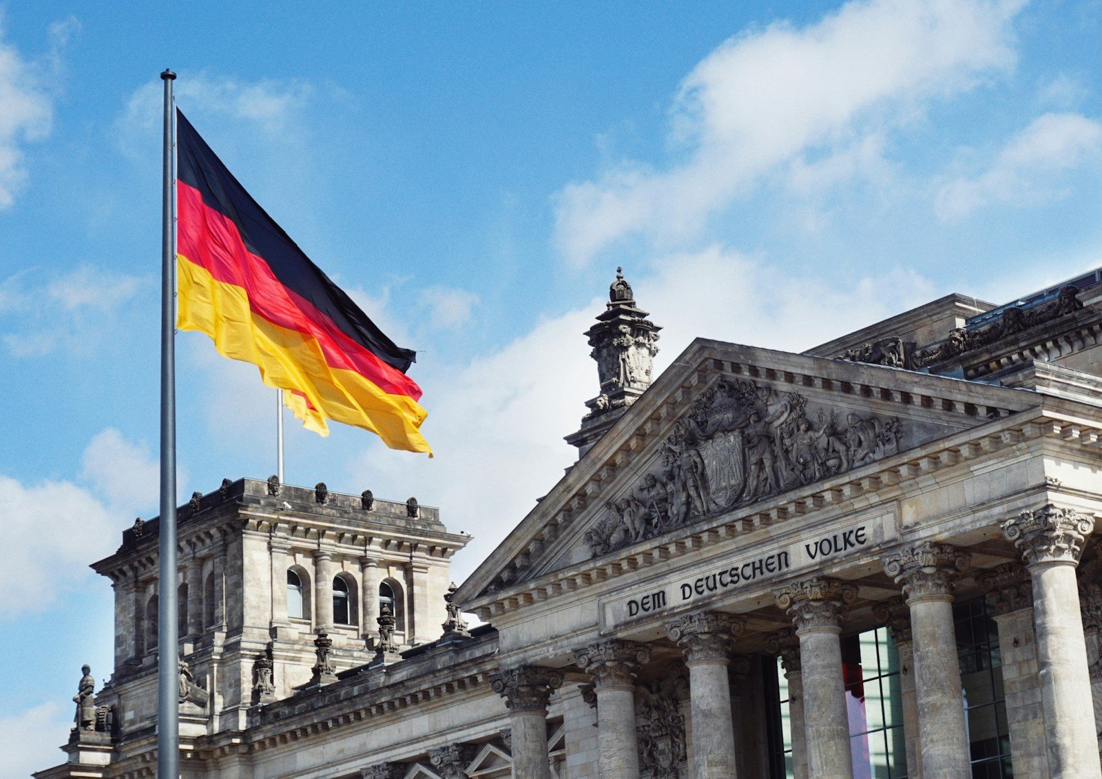 German business confidence stabilizes as outlook improves slightly and ...